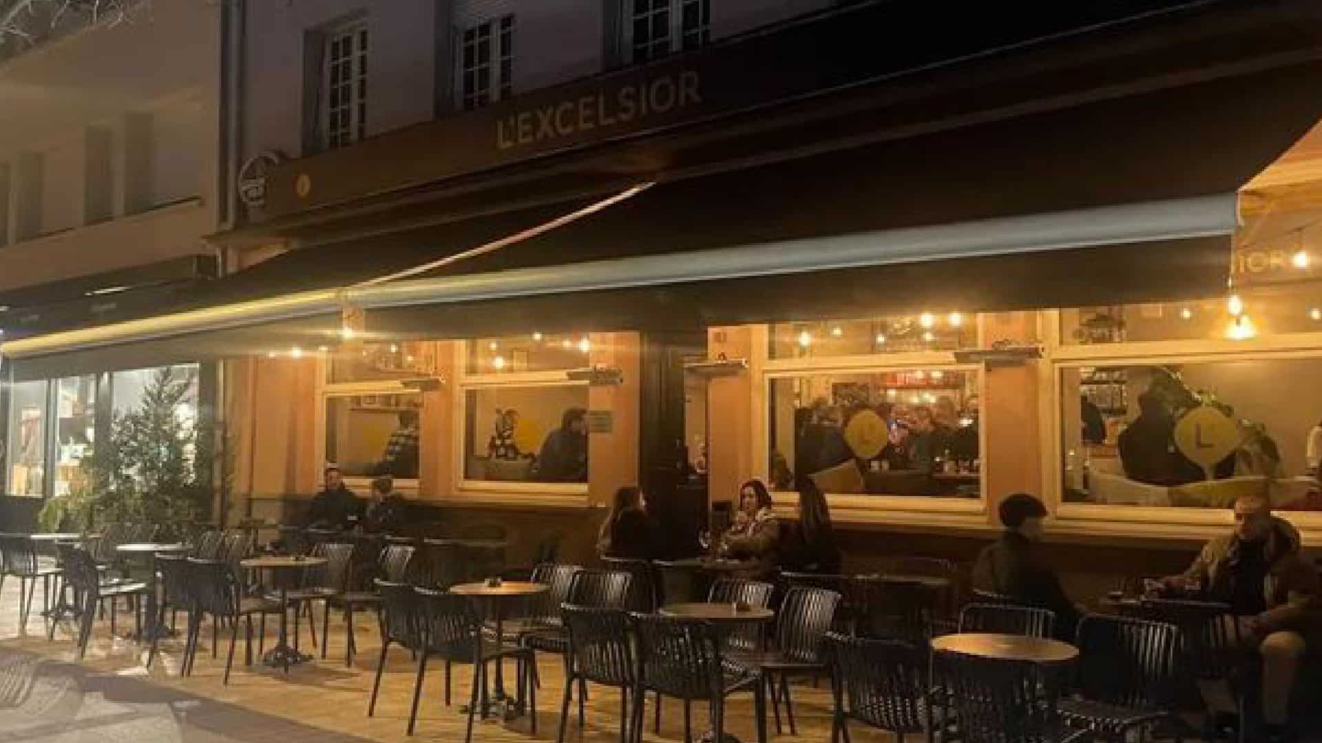 L'EXCELSIOR - SCÈNES AU BAR